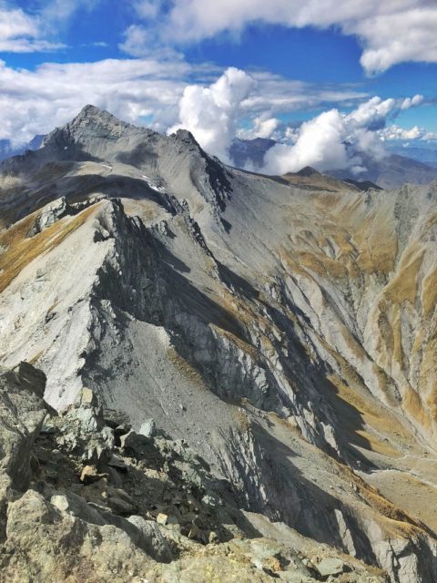 HIKING SHARKS TOOTH PEAK | 2096m (WITH GPX FILE)